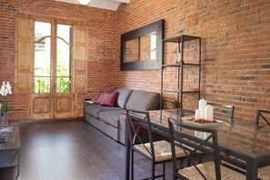 Apartamento, 2 quartos, sacada, vista para a cidade | Área de estar