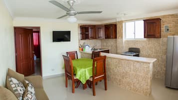 Apartamento, 1 quarto, varanda, Vista para a cidade | Sala de jantar