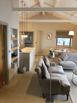 Loft, 2 quartos, acessível, varanda | Sala