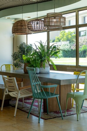 Café da manhã com buffet grátis todos os dias