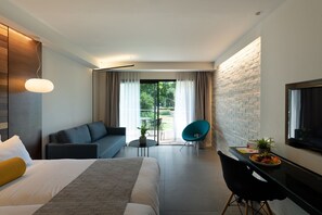 Quarto superior, no piso térreo | Frigobar, escrivaninha, espaço de trabalho para notebook