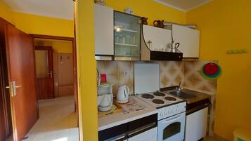 Apartamento (A4) | Cozinha privada | Minifrigorífico, uma placa de cozinha, uma máquina de café expresso