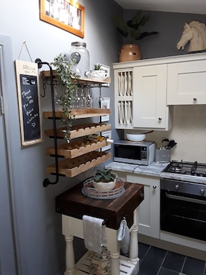 Apartamento luxo | Cozinha privada | Geladeira grande, micro-ondas, fogão, cooktop