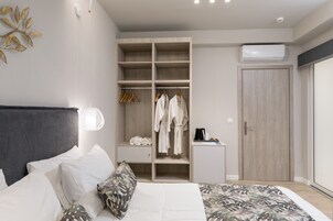 Quarto com cama, guarda-roupa e mesa de cabeceira com abajur.