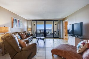 Apartamento em Condomínio Fechado, 2 quartos, varanda, vista para o oceano (1206) | Sala de estar | Televisor de ecrã plano de 32 polegadas com canais por cabo, televisor 