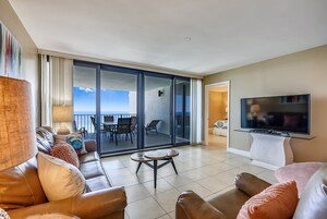 Apartamento em Condomínio Fechado, 2 quartos, varanda, vista para o oceano (1206) | Sala de estar | Televisor de ecrã plano de 32 polegadas com canais por cabo, televisor 