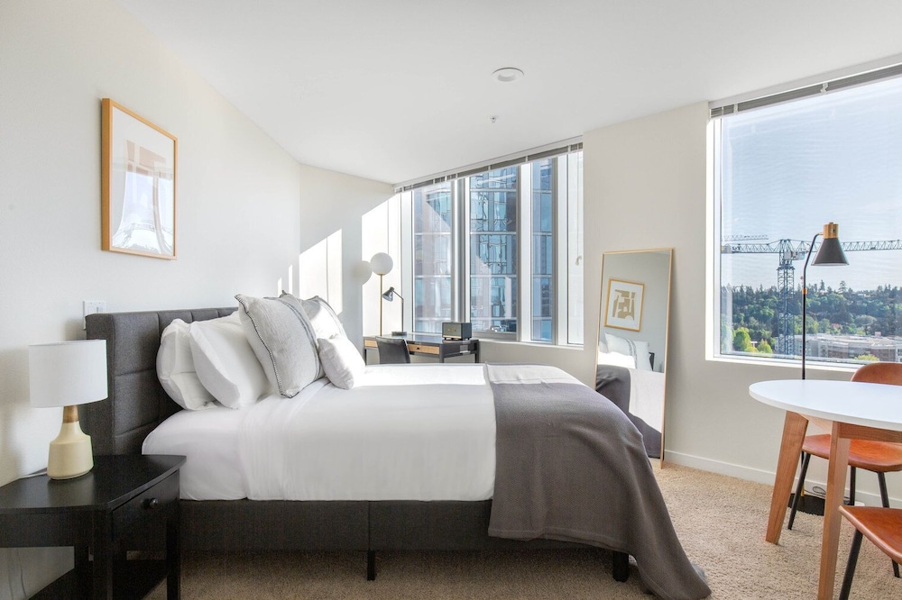 Roomy Downtown Bellevue 2br W/ Gym, W/d, Near Shops, By Blueground - Woodinville, WA