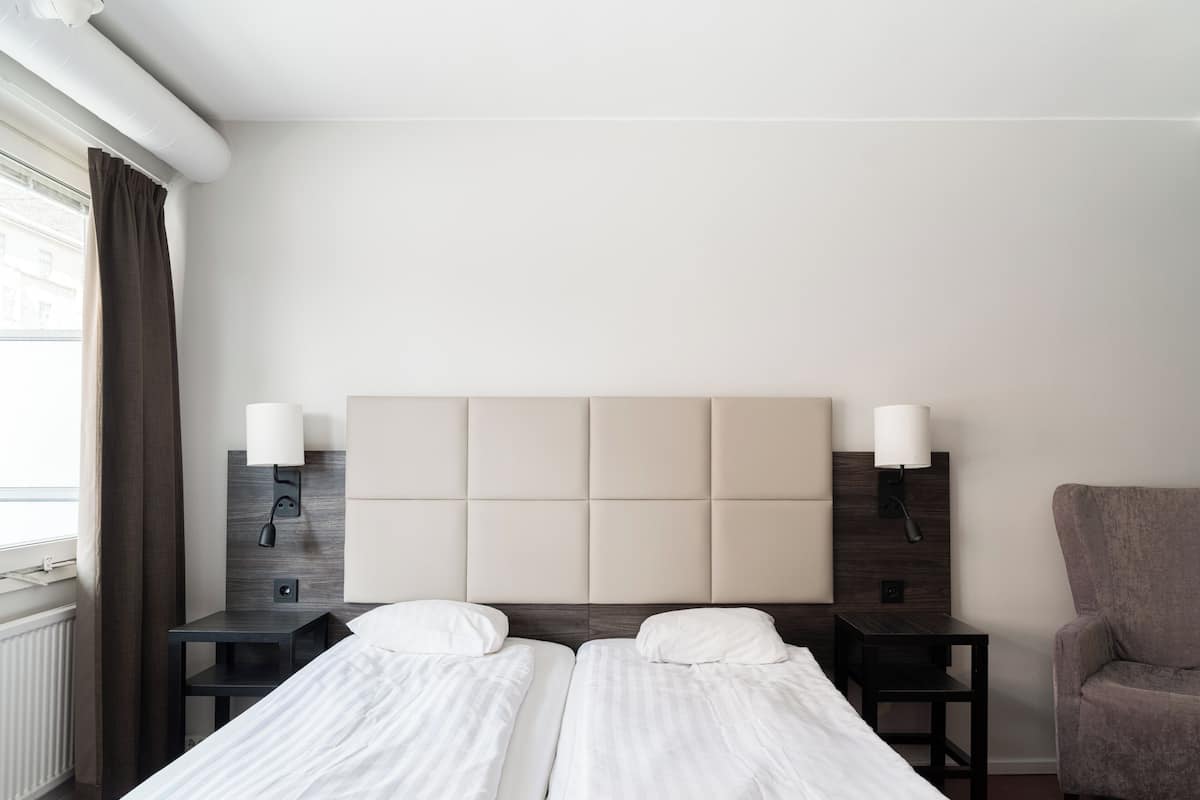 Quarto Triplo Standard, 3 camas individuais, casa de banho partilhada | Wi-fi grátis, roupa de cama fornecida