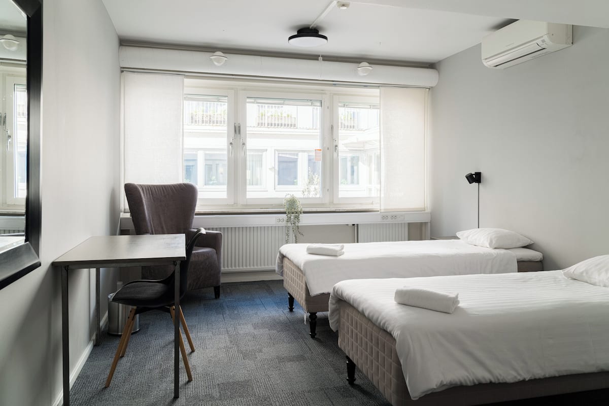 Quarto Twin Standard, 2 camas individuais, casa de banho partilhada | Wi-fi grátis, roupa de cama fornecida