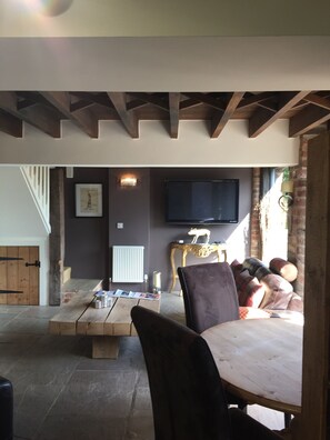 Casa de campo | Sala de estar | TV 30 polegadas com canais digitais, lareira