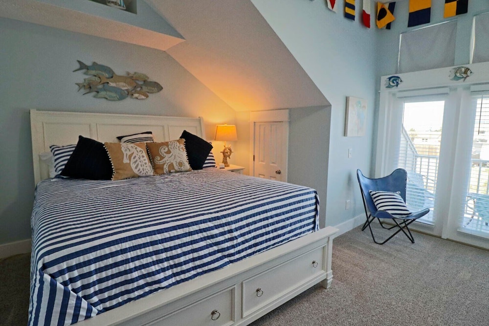 Peaceful Easy Feeeling Offers Gulf Views & Steps From Beach! Community Pool! - Mexico Beach, FL