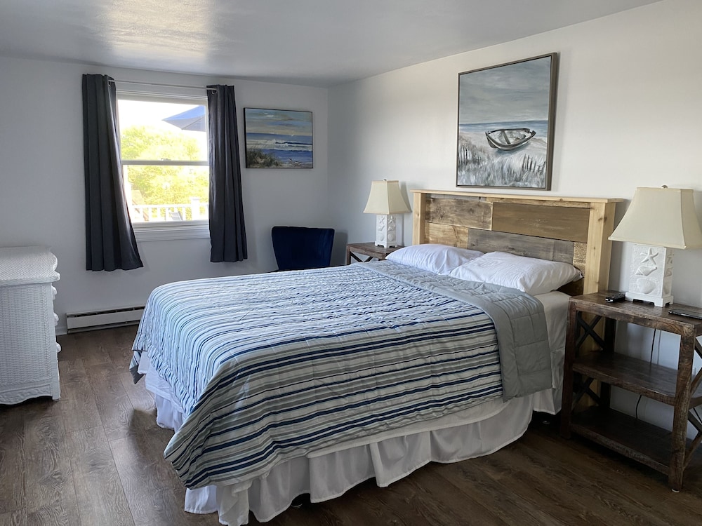 Charming House With Heated Pool And Multiple Water Views - Montauk, NY