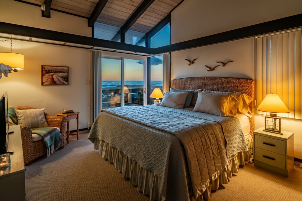 You'll Love The Charm Of Family Tides Beach Front House! - Ventura, CA
