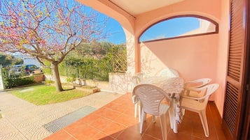 Apartamento, 2 quartos, no piso térreo | Vista para o jardim