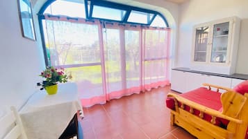 Apartamento, 2 quartos, no rés do chão | Sala de estar | Televisor de ecrã plano de 22 polegadas com canais por cabo, televisor