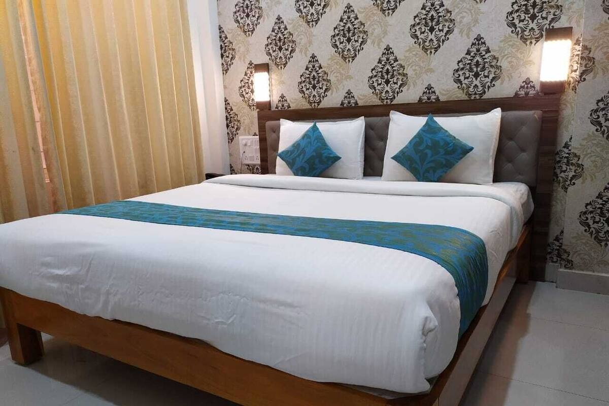 Quarto Duplo Deluxe | Roupa hipoalergénica, edredões de penas, cofre no quarto