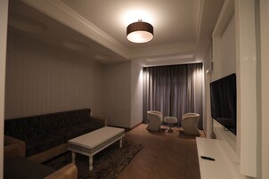 Suite, 1 cama de casal, não fumadores | Sala de estar | Televisor LED 