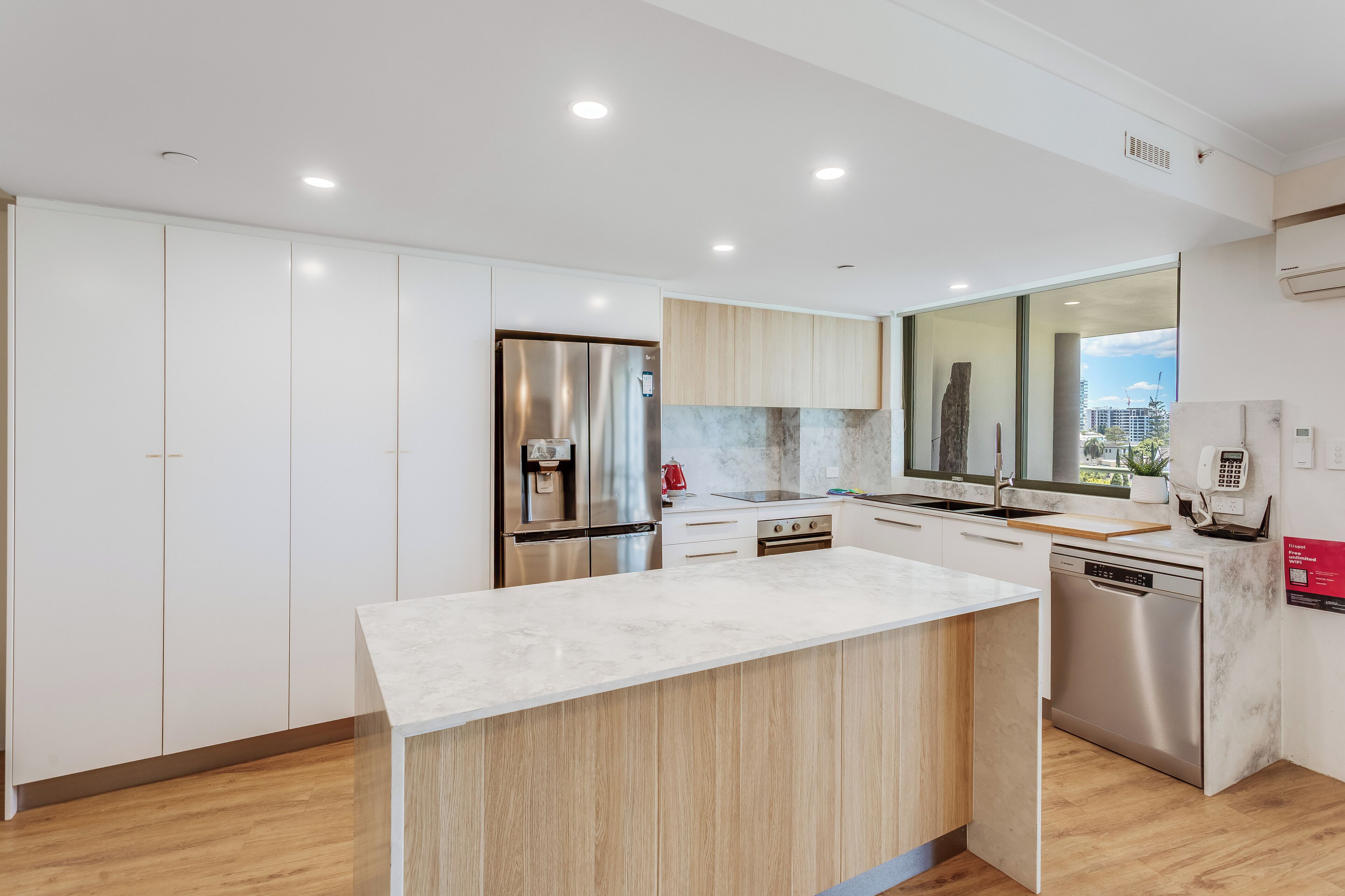 Apartamento Deluxe, 2 quartos | Cozinha privada | Um frigorífico/congelador grande, um micro-ondas, um forno 