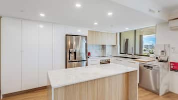 Apartamento Deluxe, 2 quartos | Cozinha privada | Um frigorífico/congelador grande, um micro-ondas, um forno