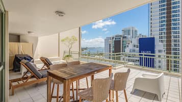 Apartamento Deluxe, 3 quartos, vista para o oceano | Sala de estar | Televisor