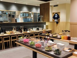 Pequeno-almoço preparado no momento diário (2000 JPY por pessoa) 