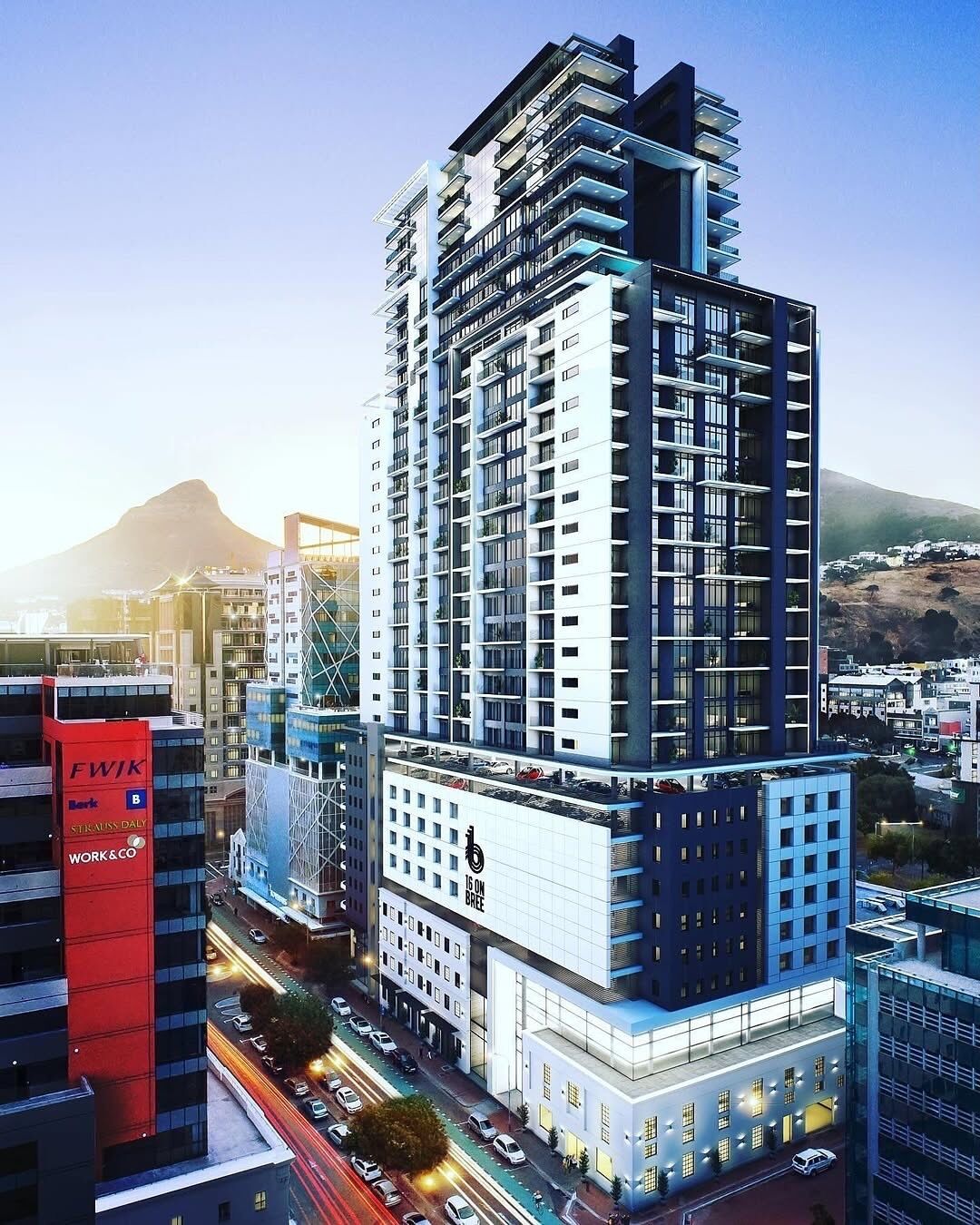 Um edifício alto com vários andares, grandes janelas e um logotipo 'b' proeminente na fachada.