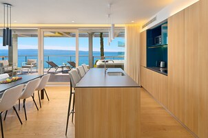 Apartamento de Luxo | Cozinha privada | Uma cadeira de bebé 