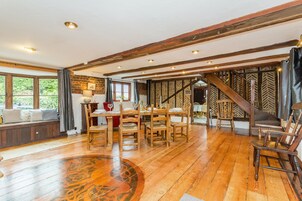 Casa família | Área de estar | Smart TV 43 polegadas com canais digitais, TV, lareira