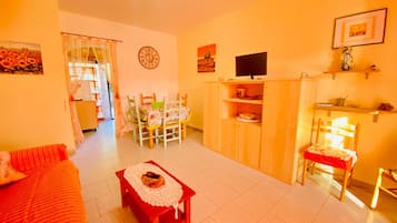Apartamento, 2 quartos | Sala de estar | Televisor de ecrã plano de 22 polegadas com canais por cabo, televisor