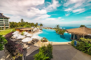 Piscina externa, funciona das 7h às 19h, barracas, guarda-sóis