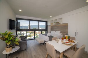 Estúdio urbano, 1 cama Queen, para não fumantes, vista para a cidade | Roupas de cama premium, edredons de pluma, camas com colchões pillow-top