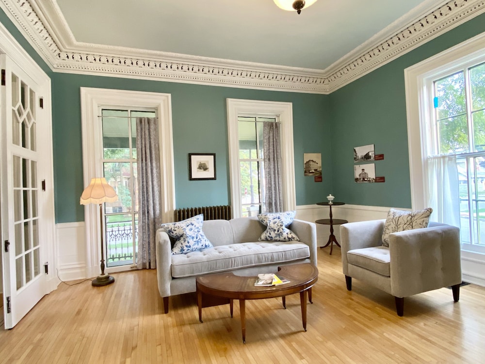 Entire Victorian Mansion - Near Main St & Farmers Mkt - Sleeps12 - Oshkosh, WI