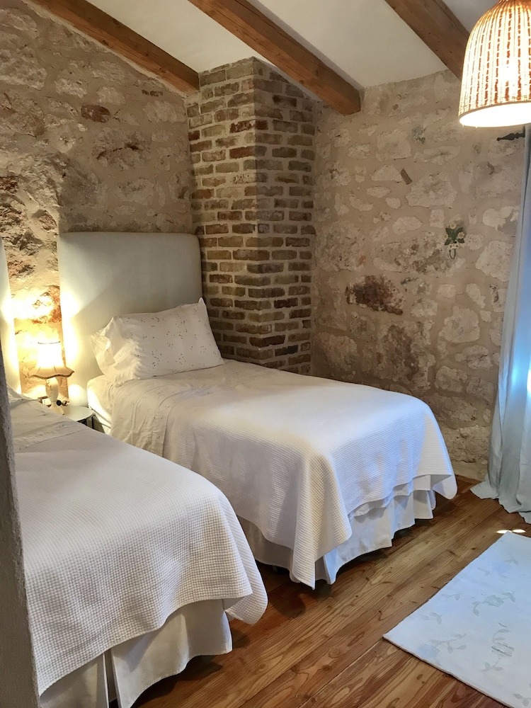 2b Gorgeous Holiday Home. Quiet And Private Village Location. Pool In 2025! - Vrsar