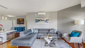 Apartamento Deluxe, acesso à piscina, vista para a montanha (1 Bedrooms) | Sala de estar | Televisor 
