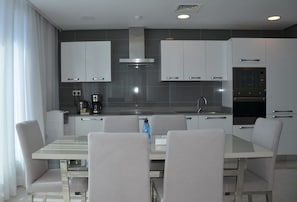 Apartamento superluxo | Cozinha privada | Geladeira grande, micro-ondas, fogão, cooktop