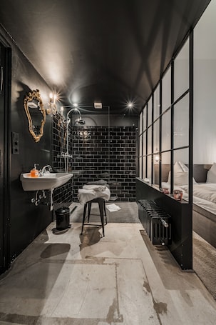 Apartamento urbano | Banheiro | Chuveiro, secador de cabelo, sabonete, shampoo