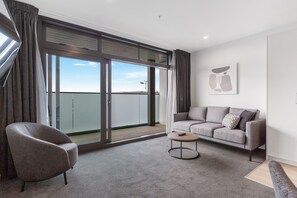 Apartamento luxo, 1 quarto, cozinha (Top Floor, Non-Motorway Facing) | Área de estar | Smart TV 40 polegadas com canais a cabo, TV