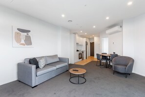 Apartamento luxo, 1 quarto, cozinha (Top Floor, Non-Motorway Facing) | Área de estar | Smart TV 40 polegadas com canais a cabo, TV