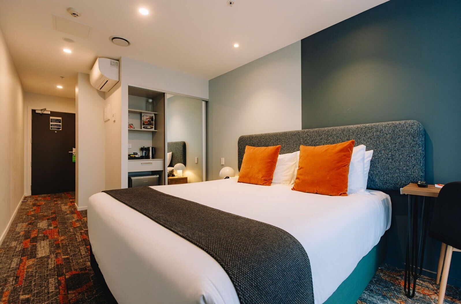 Quarto, 1 cama king-size (Compact, Non-Motorway Facing) | Cortinas/cortinados opacos, quartos insonorizados 