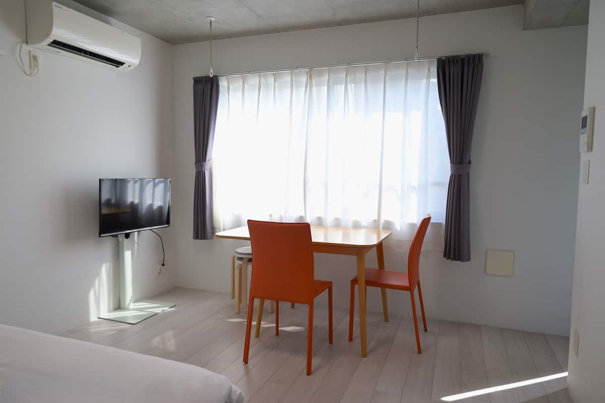 Com decoração personalizada, com mobília individualizada, secretária