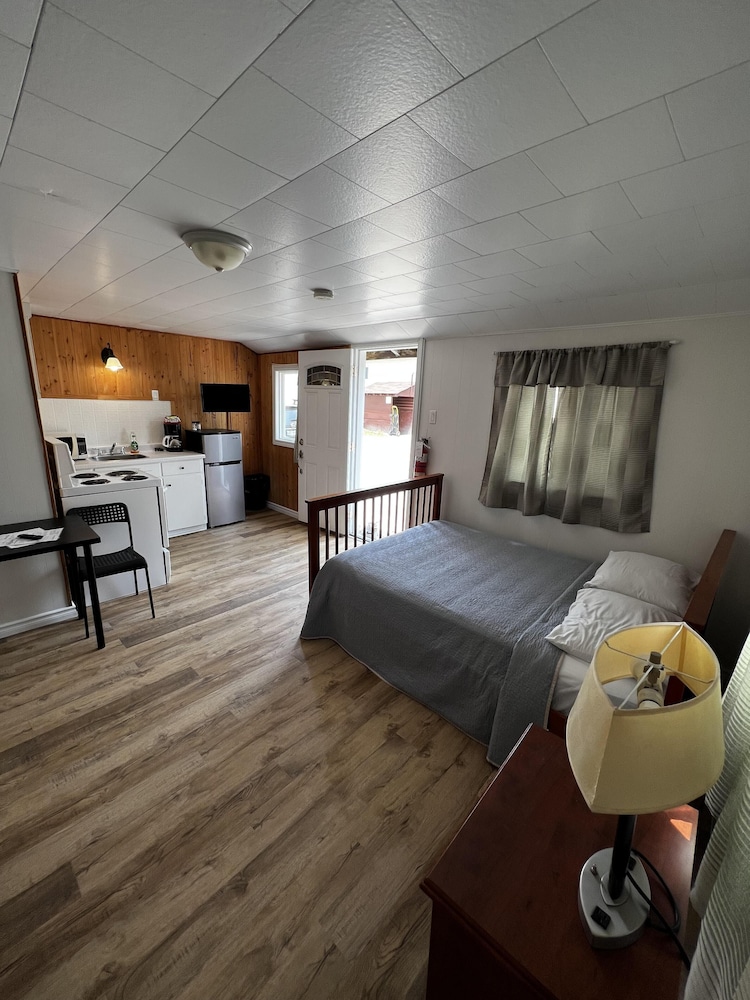 Dock Life Beach 1 - Cottage 7, Riverside Property, Studio, 3 Min Walk To Beach 1 - Wasaga Beach