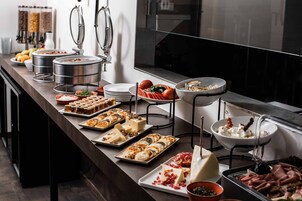 Pequeno-almoço completo diário (15 USD por pessoa) 