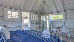 Casa, várias camas (Bungalow 3 - 1BR, Waterfront) | 1 quarto