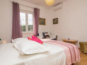 Villa (Three Bedroom Villa with Pool) | 3 quartos, ferro/tábua de engomar, berços/camas para crianças grátis