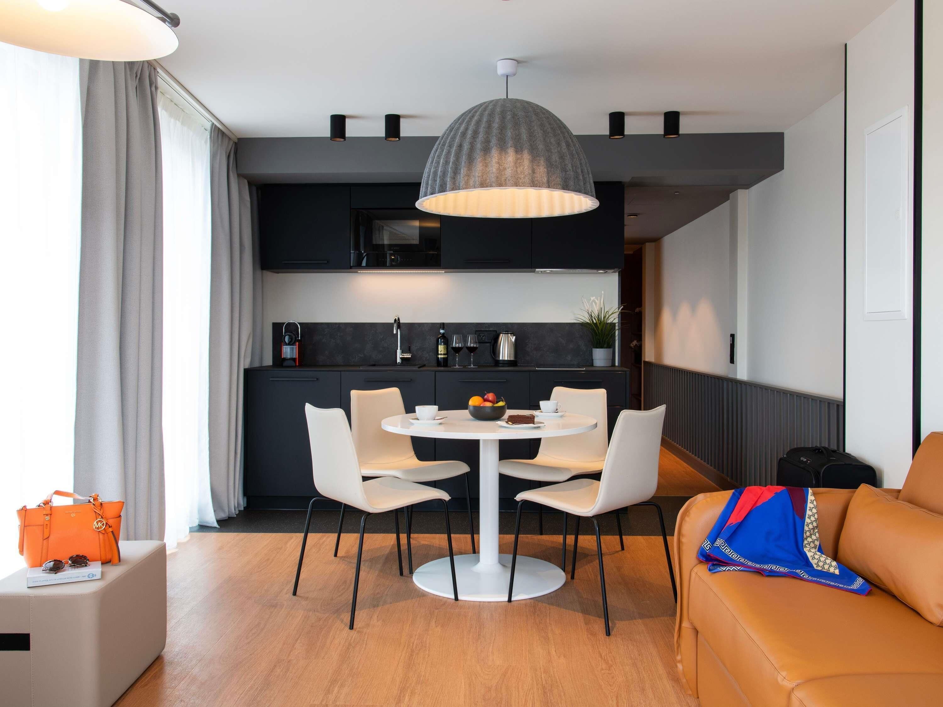 Estúdio superior, várias camas, terraço (3 Guests) | Roupas de cama premium, escrivaninha, quartos à prova de som