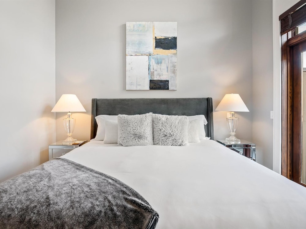 Fitzsimmons Walk 39 | Walk To Village, Hot Tub, Modern, Flexible Bedding - British Columbia