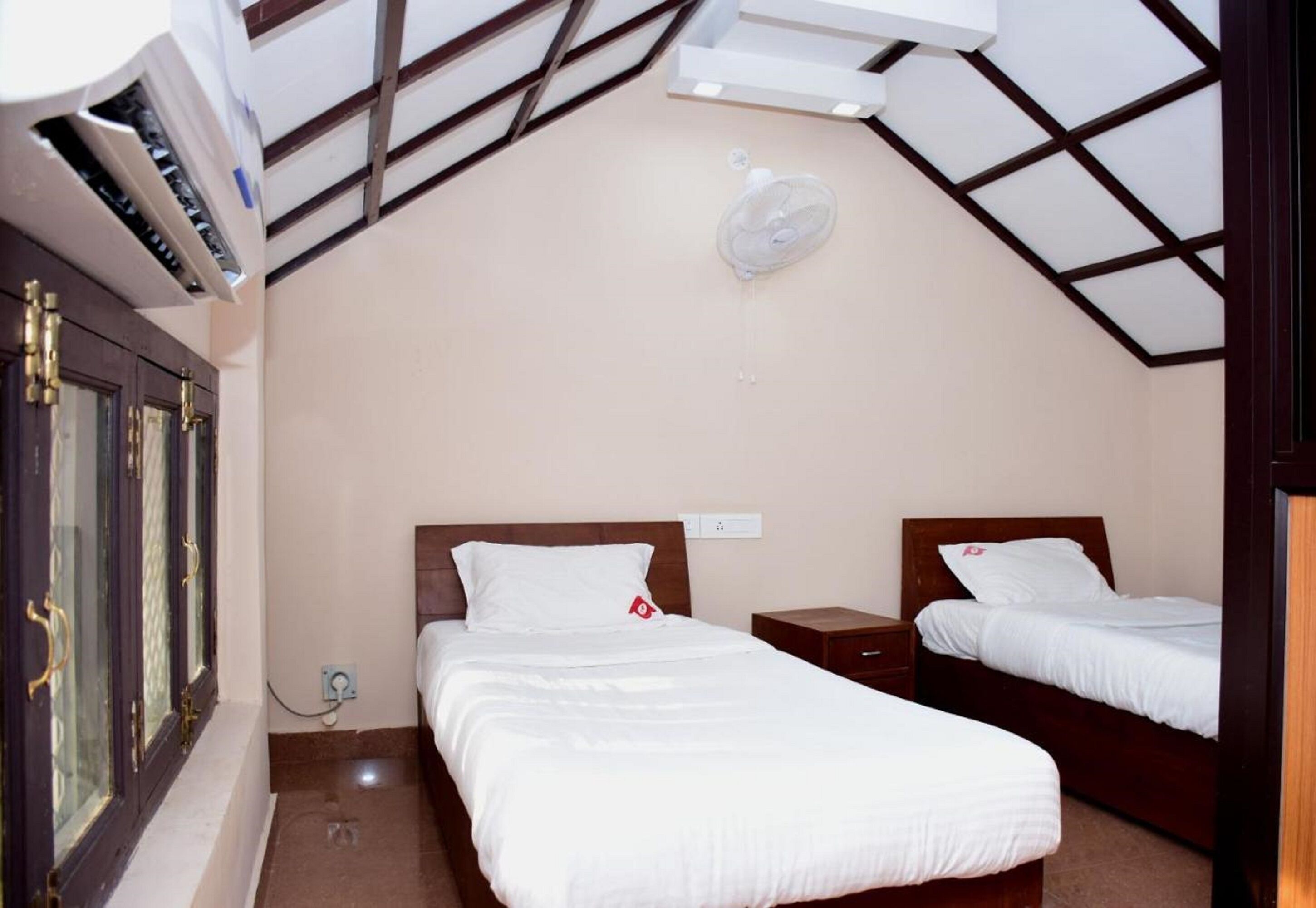 Secretária, camas desdobráveis, roupa de cama fornecida 