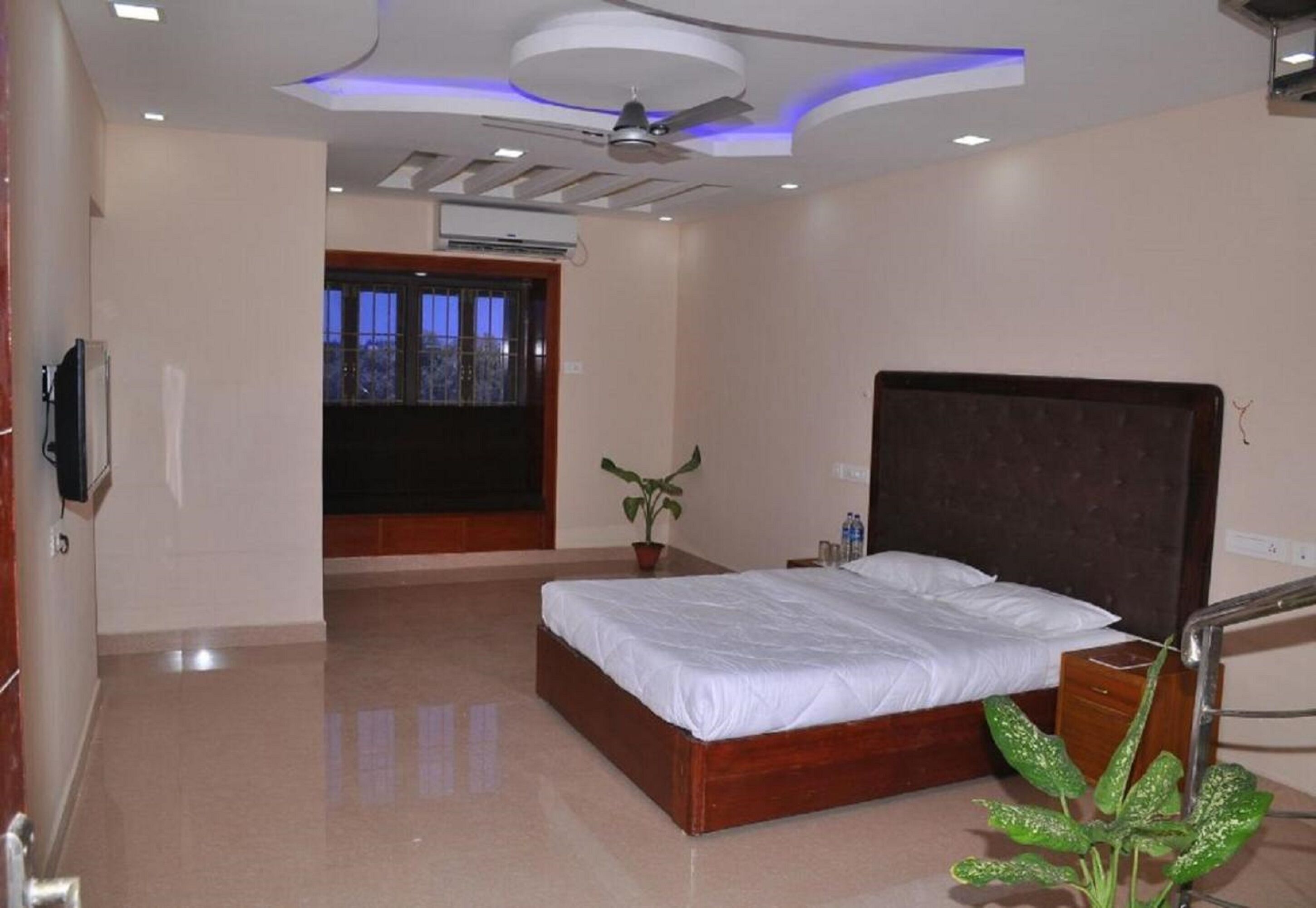 Secretária, camas desdobráveis, roupa de cama fornecida 