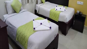 Quarto duplo standard | Escrivaninha, Wi-Fi de cortesia, roupa de cama