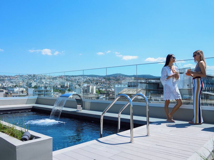 Piscina externa sazonal, guarda-sóis, espreguiçadeiras